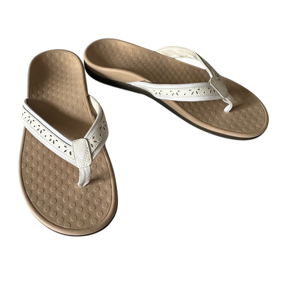 Vionic | Shoes | Vionic Casandra White Leather Toe Post Sandals Size 1 ...